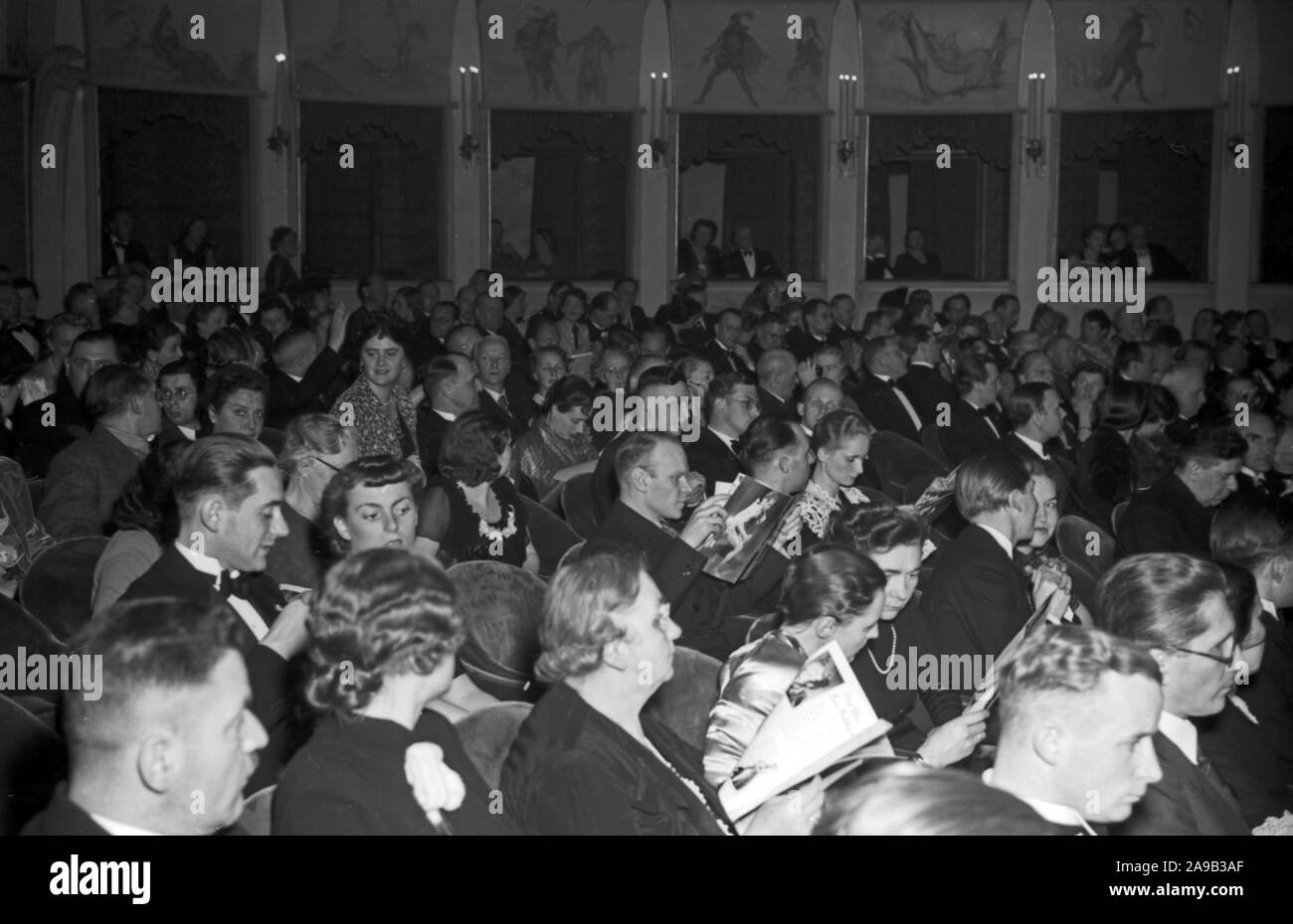 Viewer onlookers audience hi-res stock photography and images - Alamy