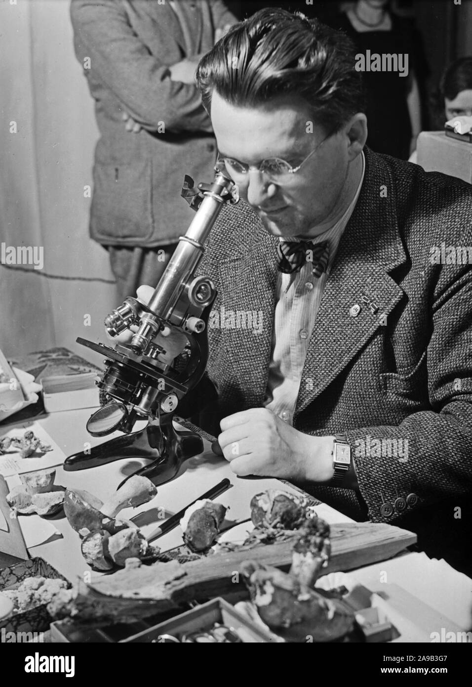 1930s microscope hi-res stock photography and images - Alamy