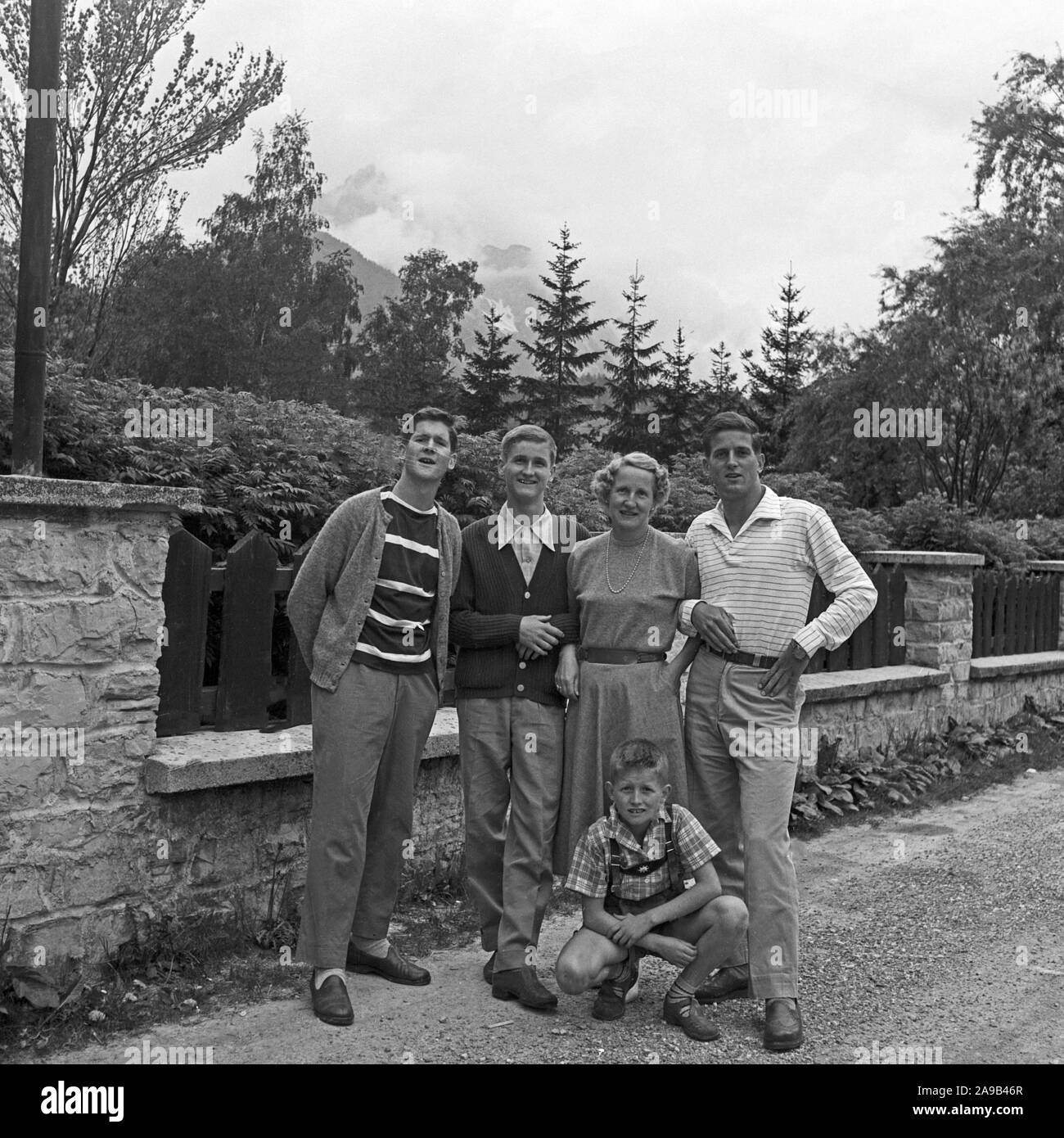 Family 1950s posing hi-res stock photography and images - Alamy