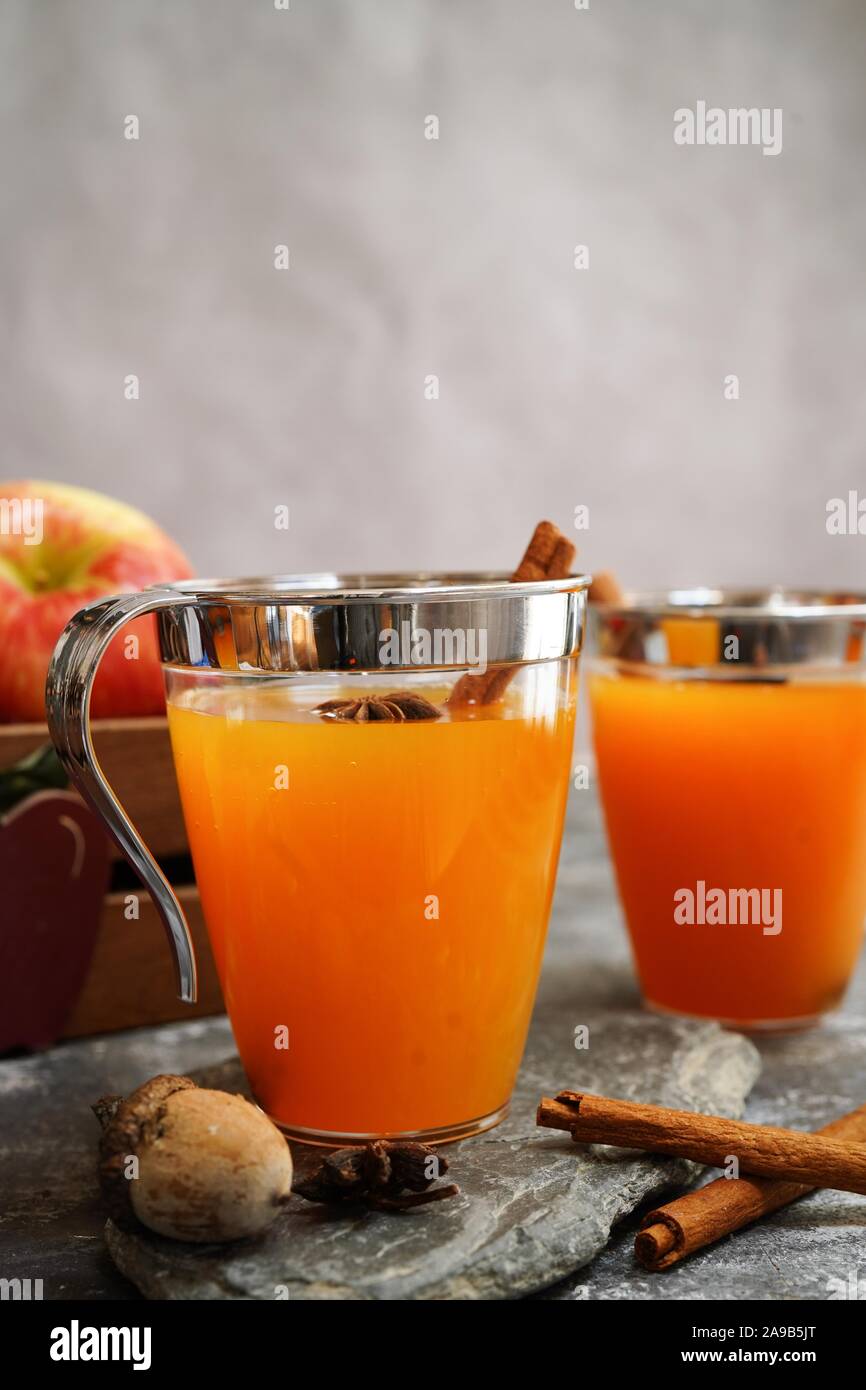 Homemade Apple Cider / Fall Thanksgiving drink Stock Photo - Alamy