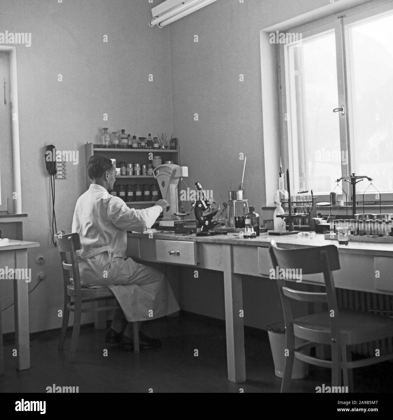 Medicines 1950s hi-res stock photography and images - Alamy