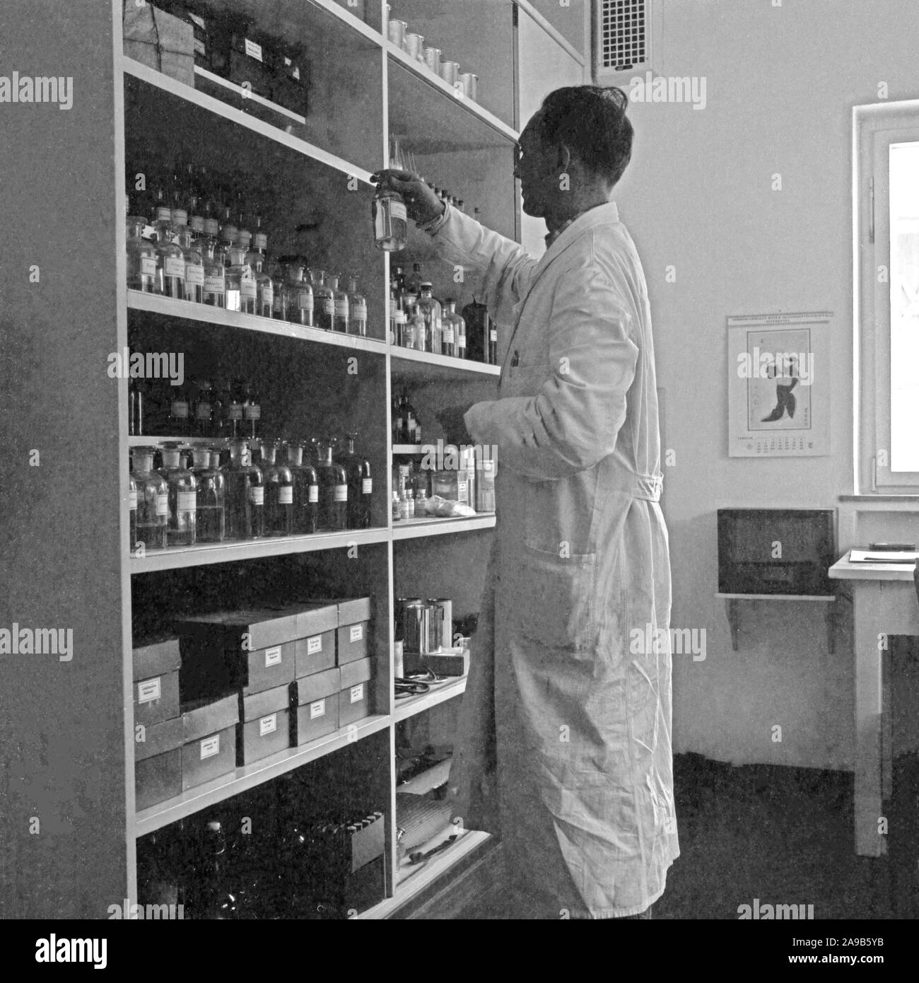 Medicines 1950s hi-res stock photography and images - Alamy