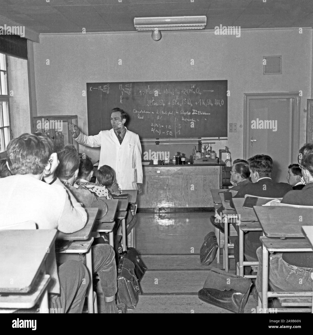 1950s school classroom classrooms hi-res stock photography and images ...