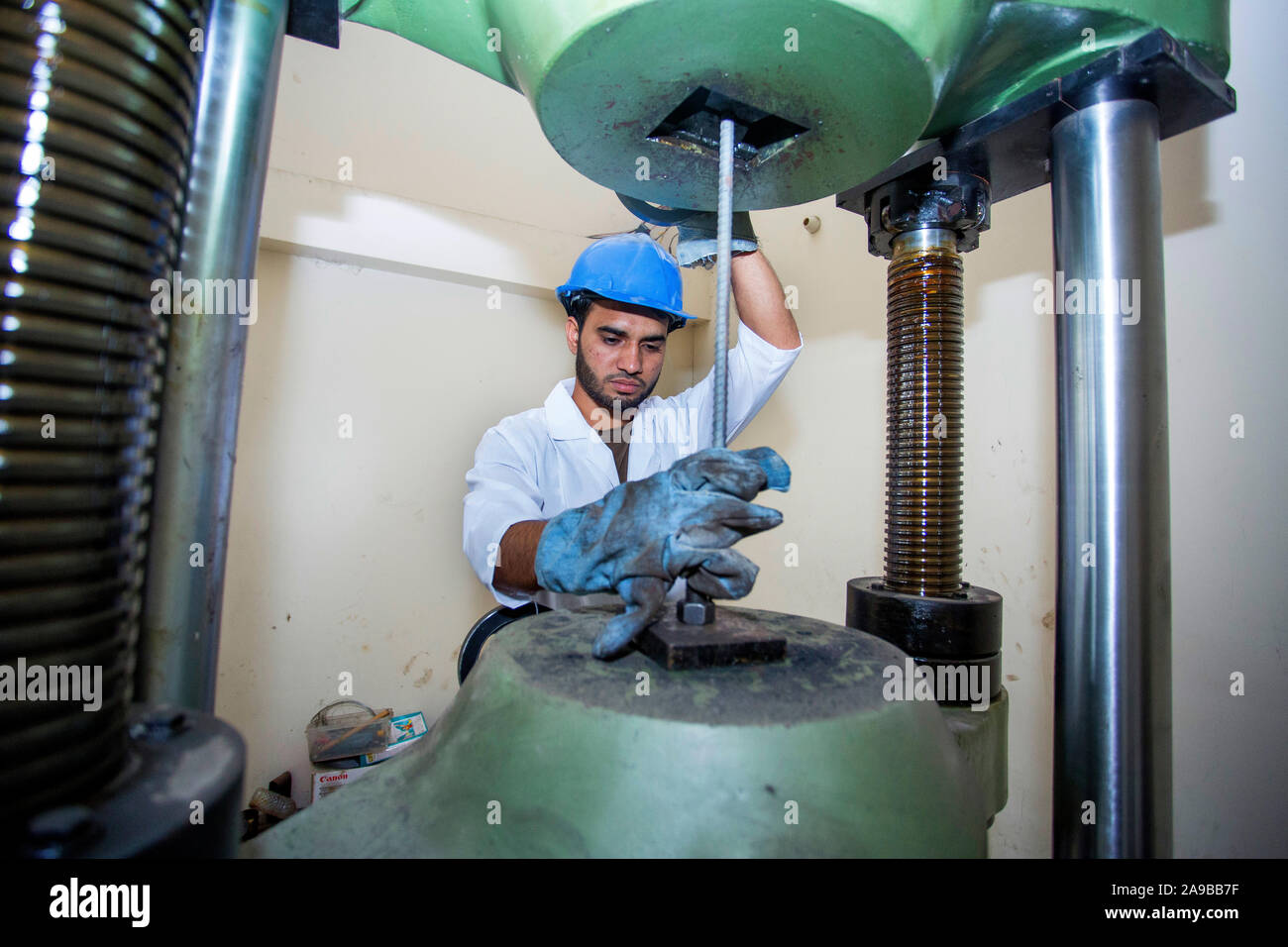 Testing steel rod hi-res stock photography and images - Alamy