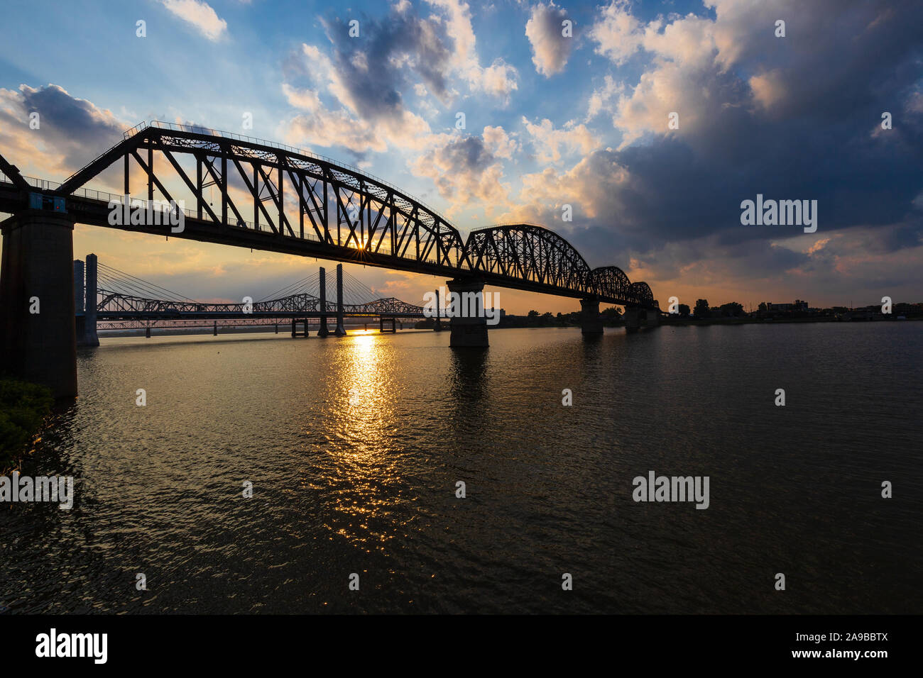 The Big Four Bridge going over the Ohio River from Louisville, KY to ...