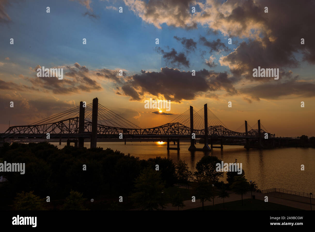 The Abraham Lincoln Bridge crosses the Ohio River that connects ...