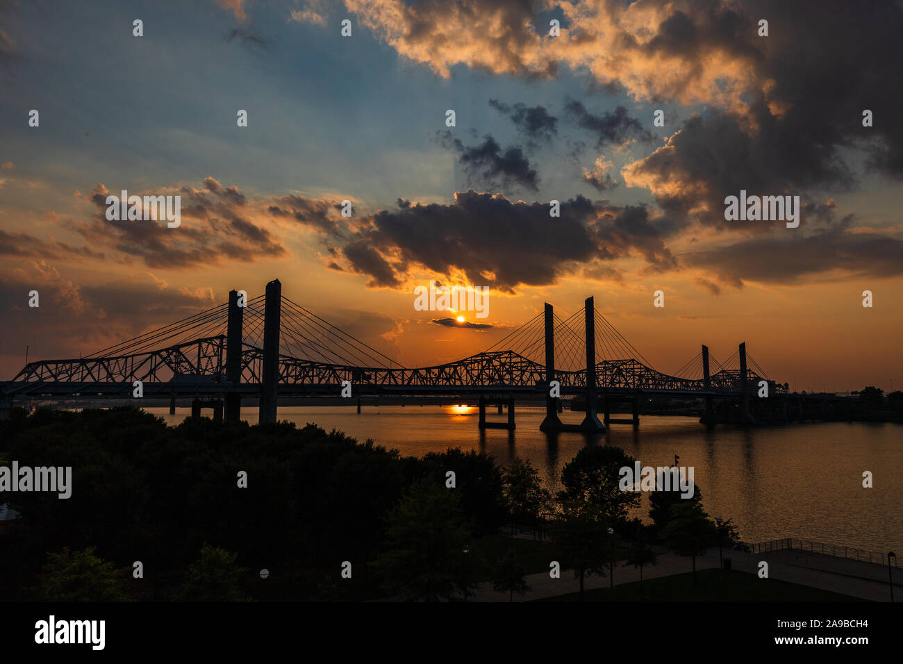 The Abraham Lincoln Bridge crosses the Ohio River that connects ...