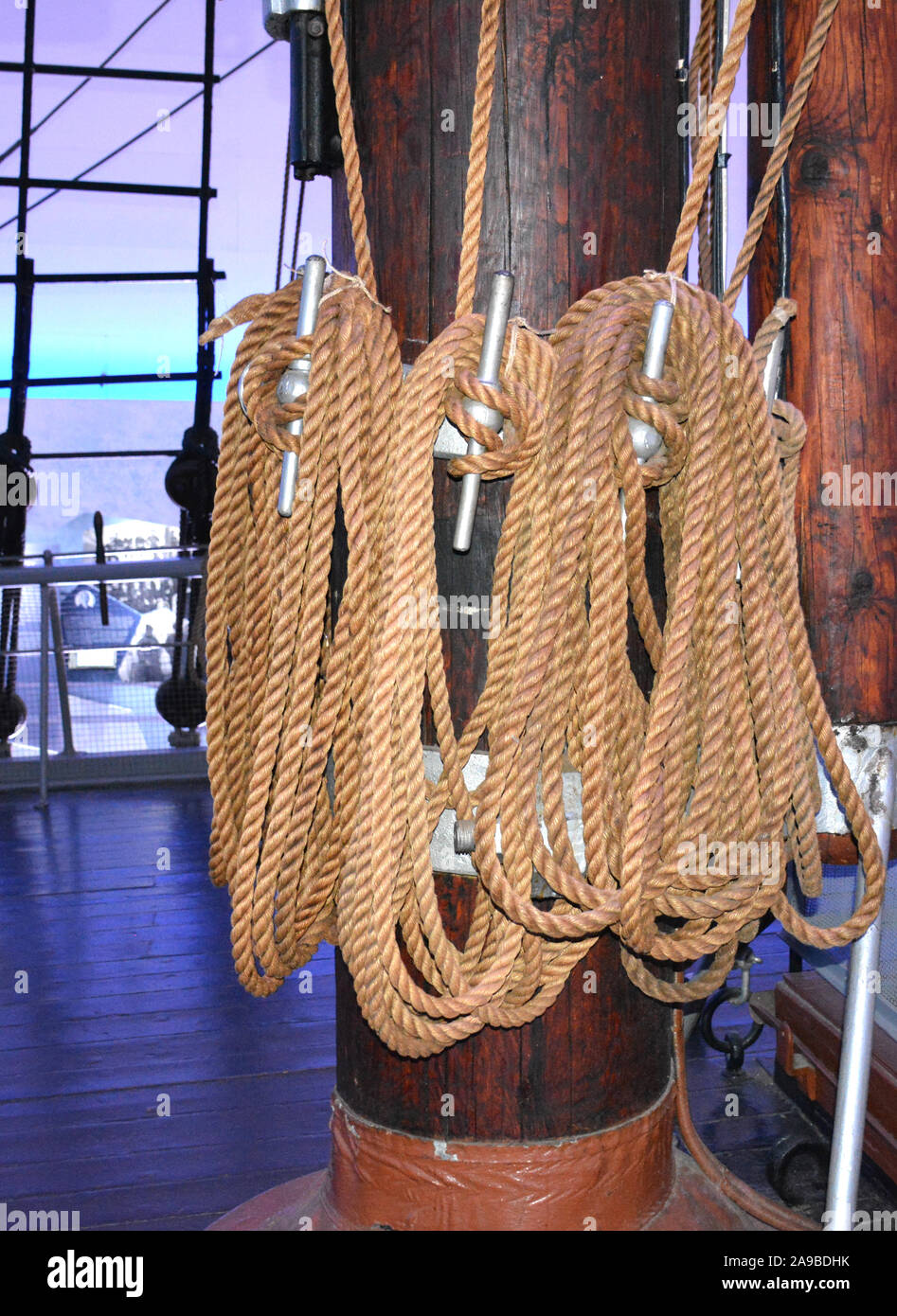 Heavy ropes hi-res stock photography and images - Alamy