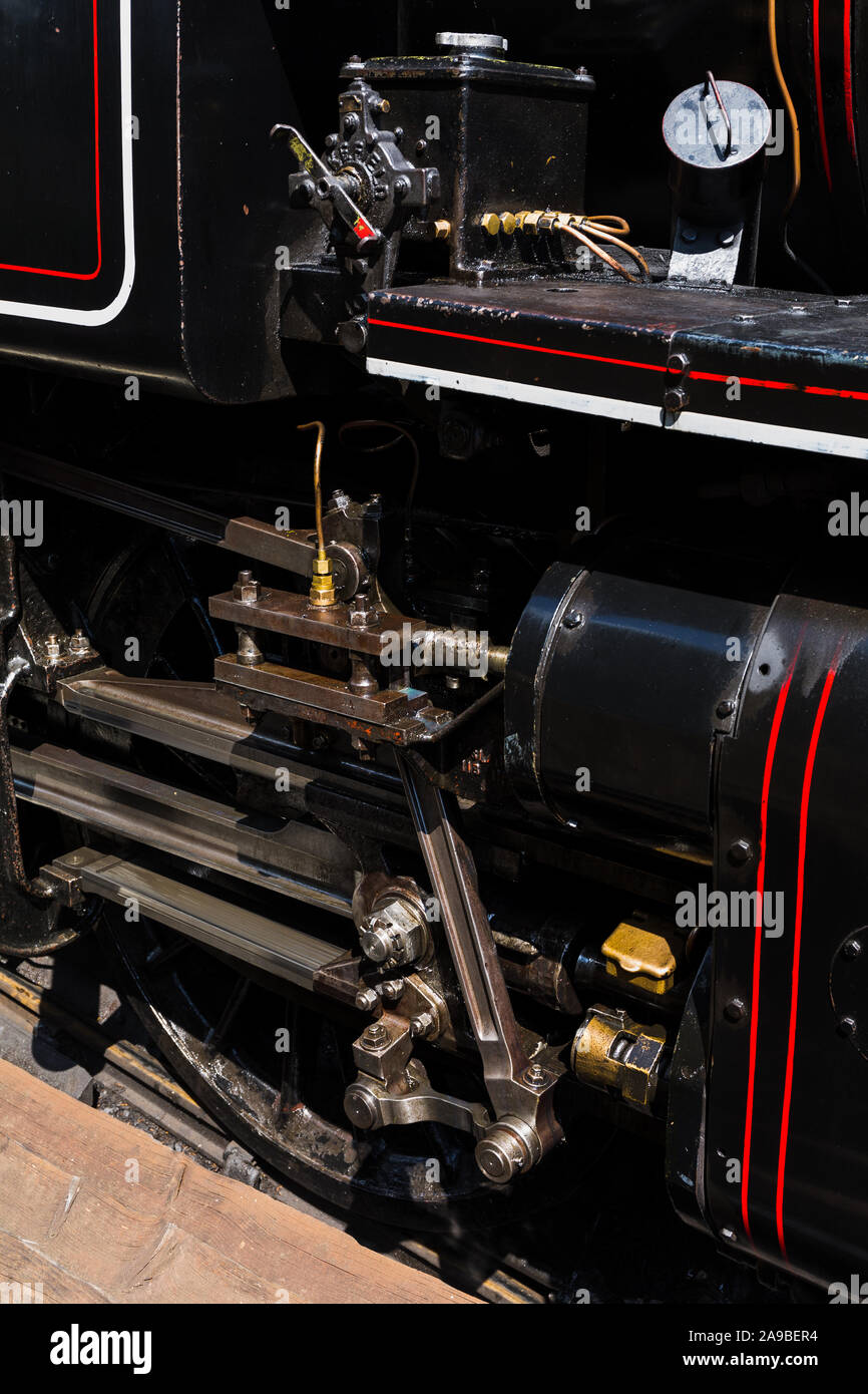 BR Standard class 4 tank engine 80104 Corfe castle railway station ...