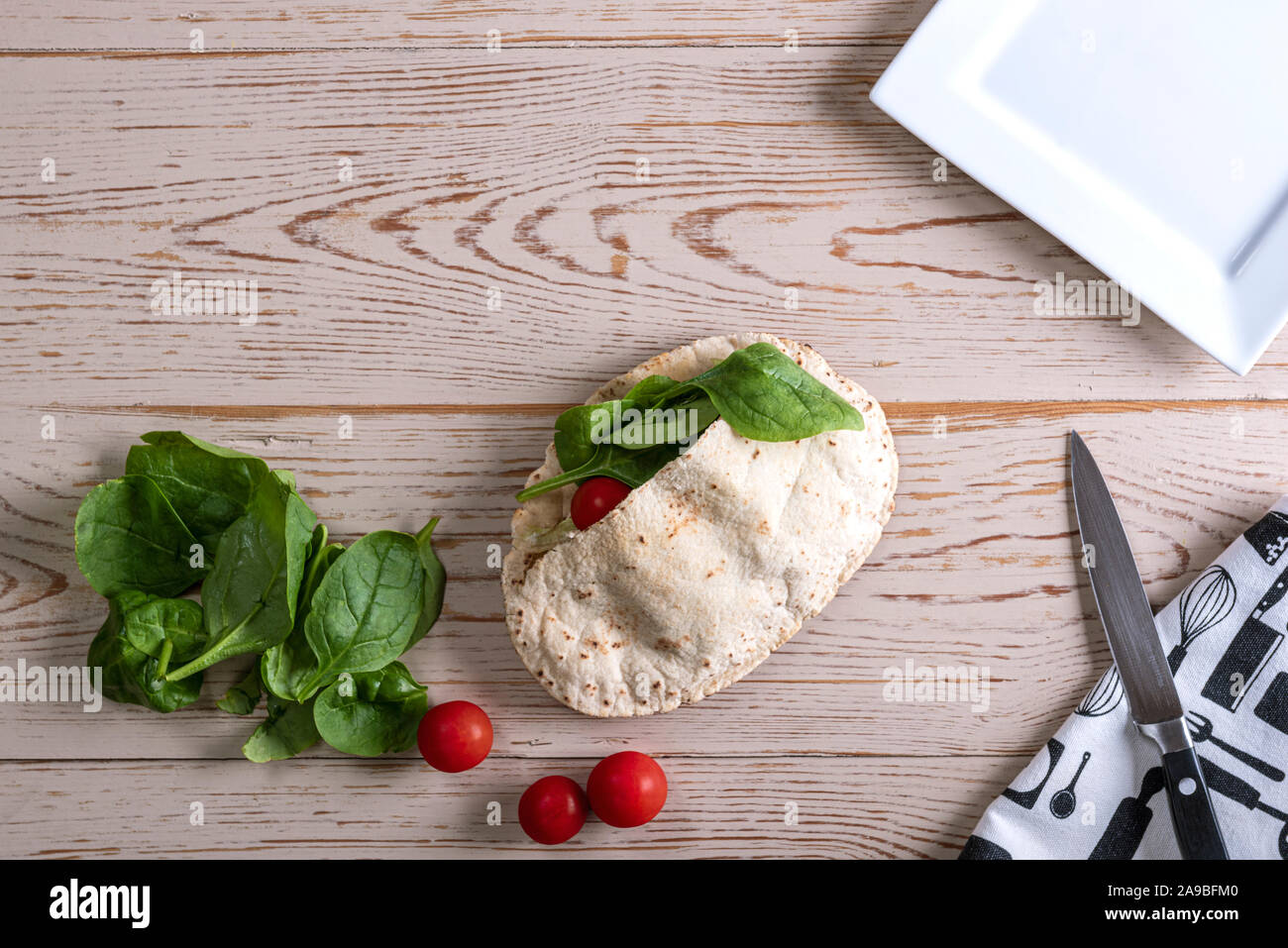 Pitta bread hi-res stock photography and images - Alamy