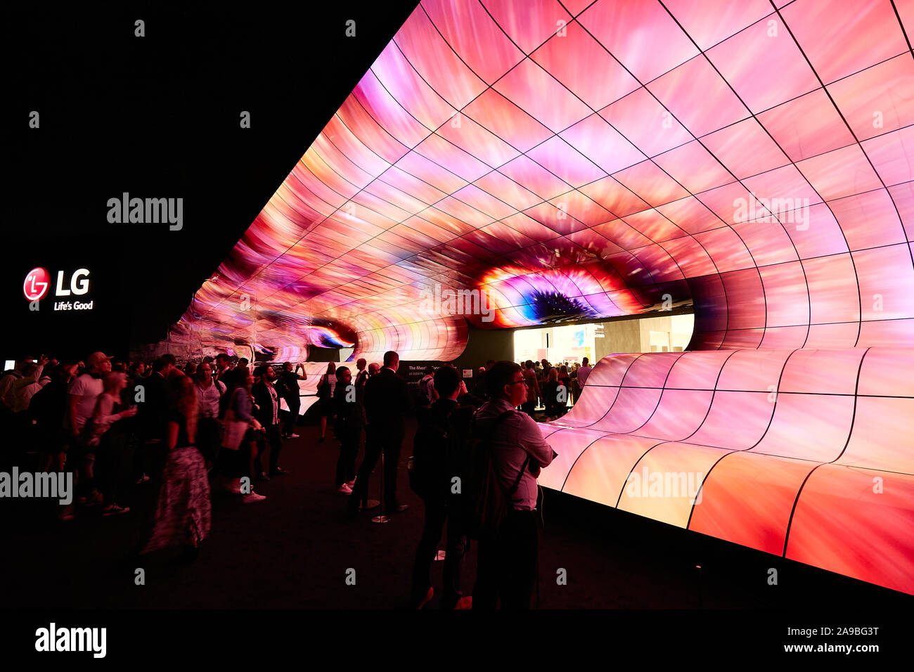 Flexible display technology hi-res stock photography and images - Alamy