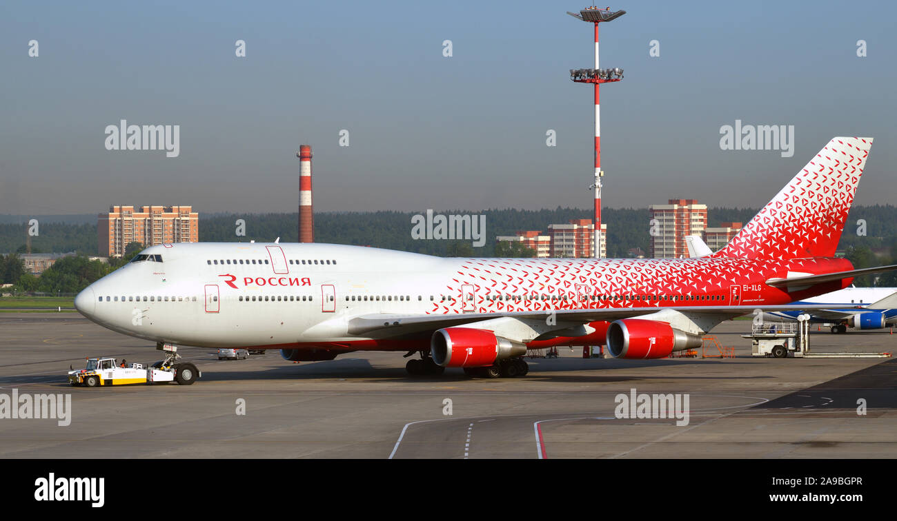 Boeing 747 8 take off hi-res stock photography and images - Alamy