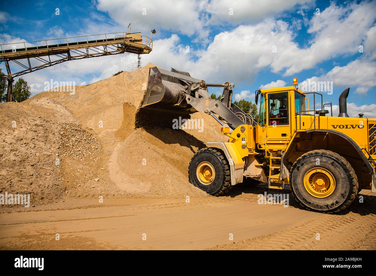 10.10.2019, Voerde, North Rhine-Westphalia, Germany - Gravel plant ...