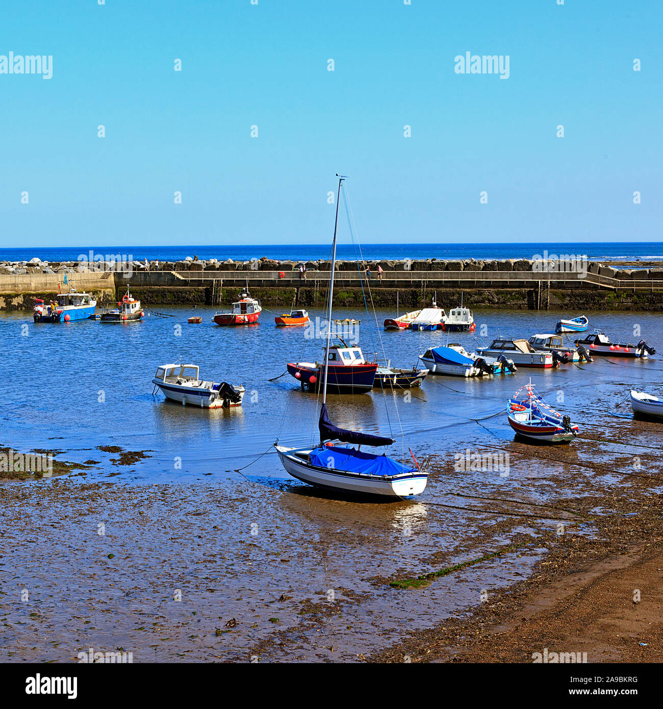 Staithes harbour tidal hi-res stock photography and images - Alamy