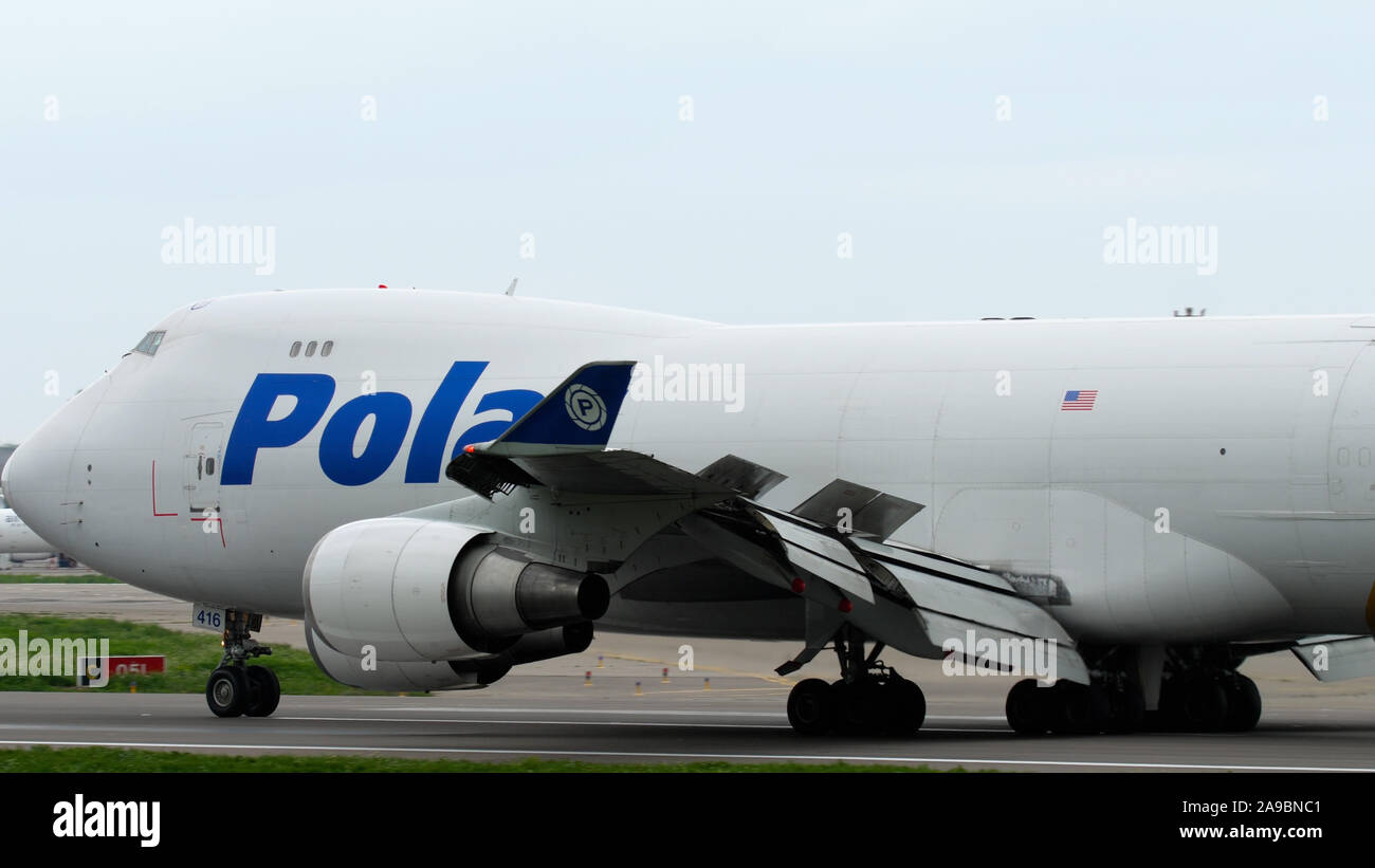 747 landing front hi-res stock photography and images - Alamy