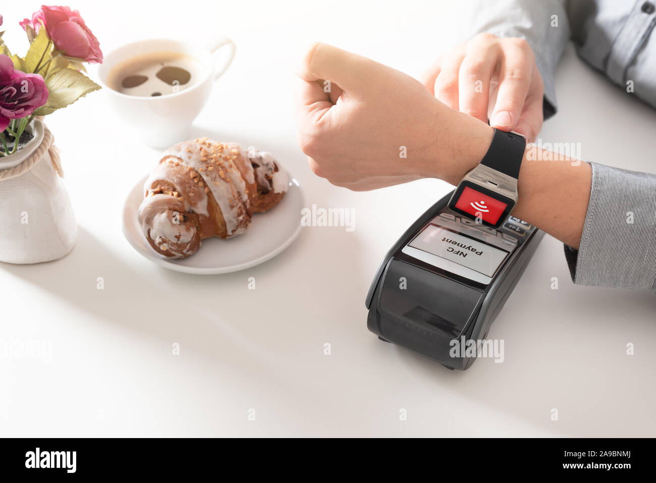 Pay at counter hi-res stock photography and images - Alamy