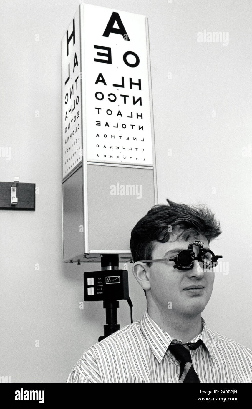 Nhs eye test hi-res stock photography and images - Alamy