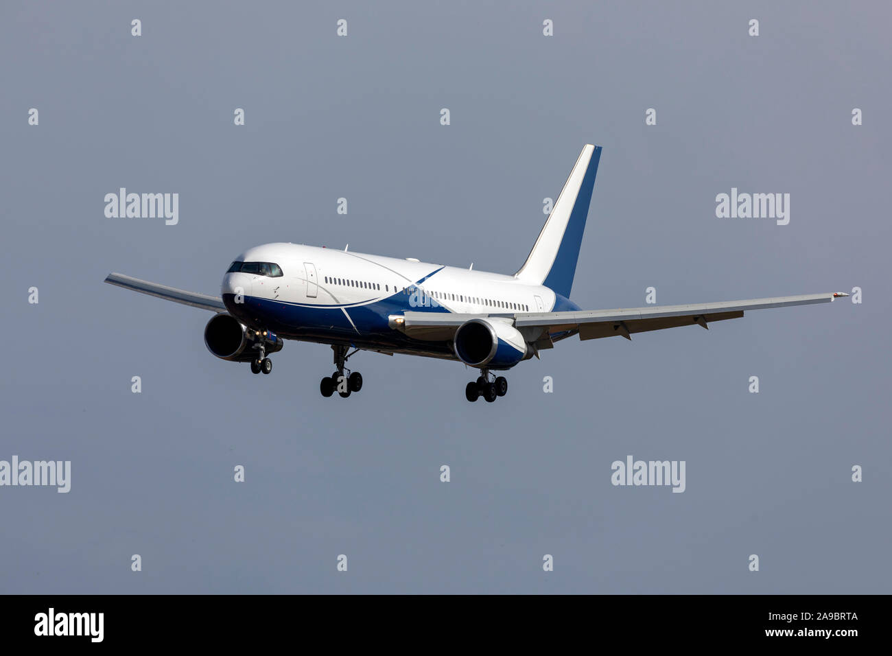 Comlux Aviation Boeing 767-2DX(ER) (Reg: P4-CLA) landing runway 31 ...