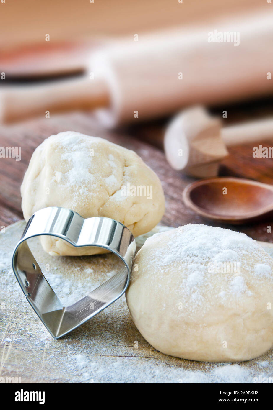 Baking form and dough in the kitchen Stock Photo - Alamy