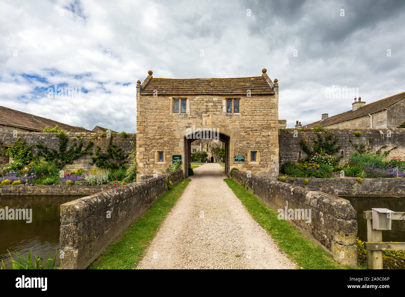 14th century manor house hi-res stock photography and images - Alamy