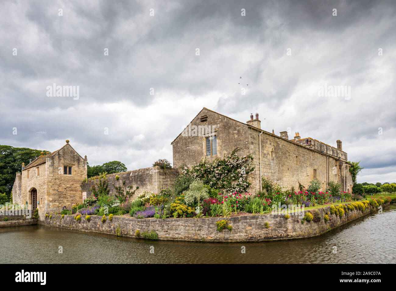 14th century manor house hi-res stock photography and images - Alamy