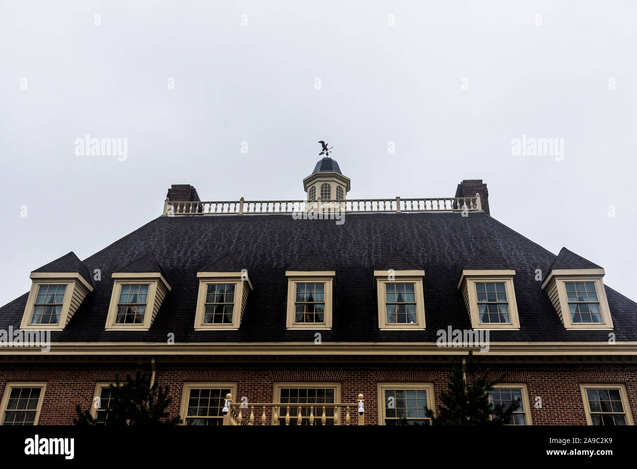 Colonial style archtecture hi-res stock photography and images - Alamy