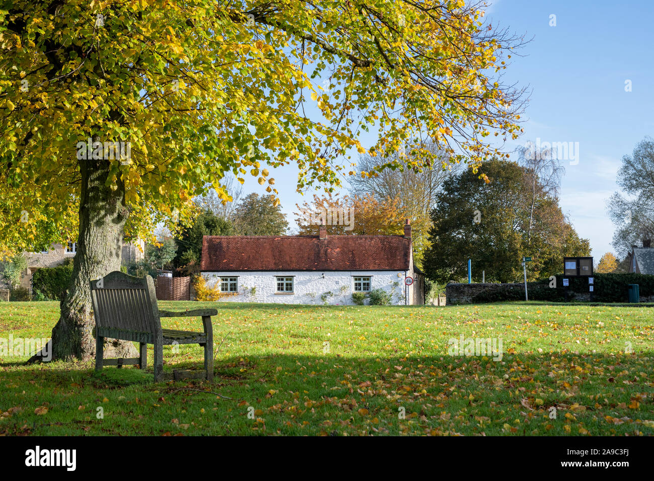 Red painted cottage house hi-res stock photography and images - Alamy
