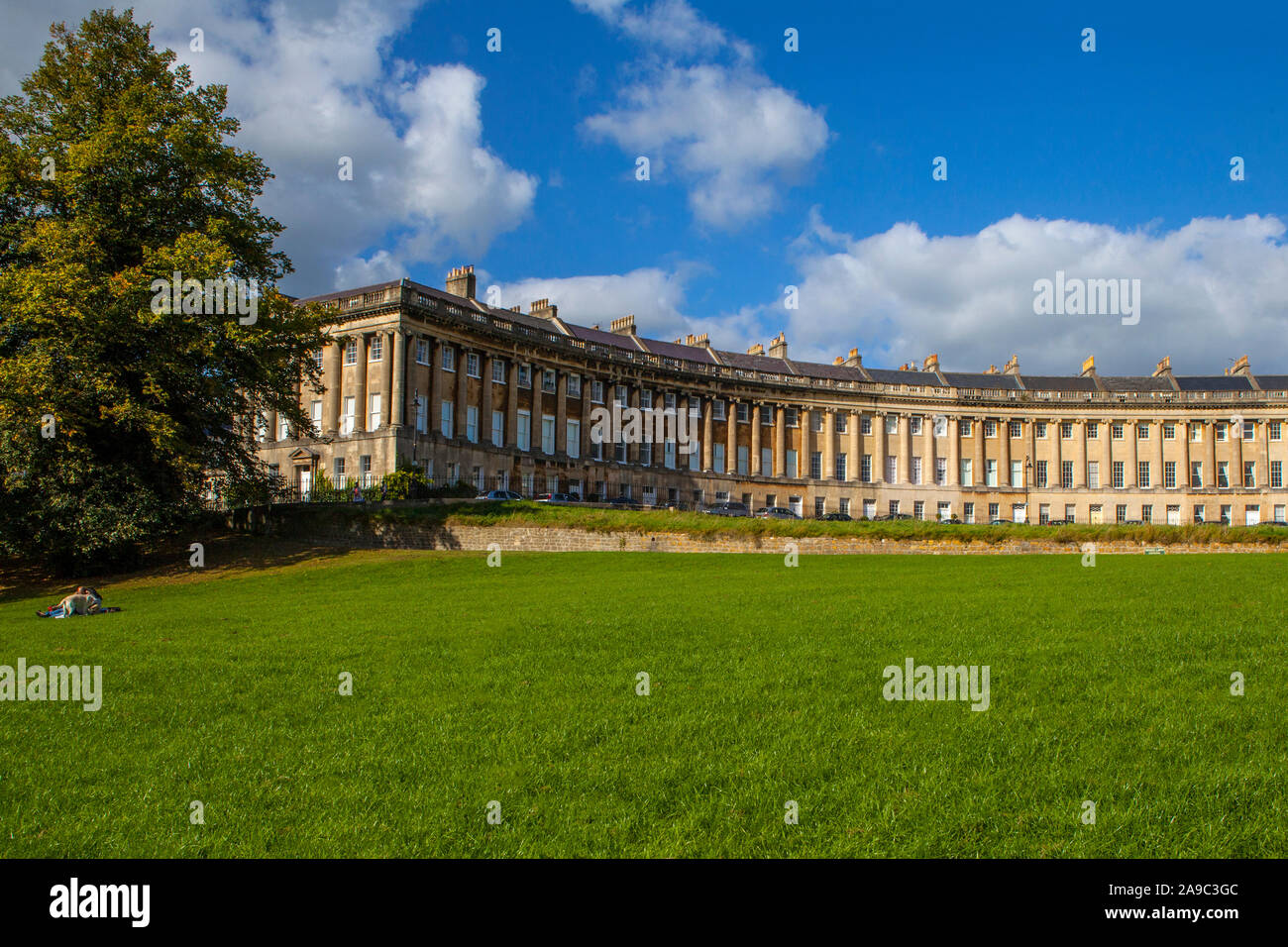 The magnificent terraced Georgian architecture of the Royal Crescent in ...