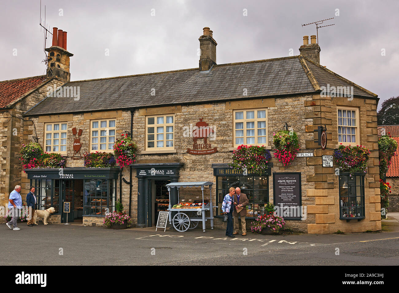 Helmsley shop in historic building hi-res stock photography and images ...