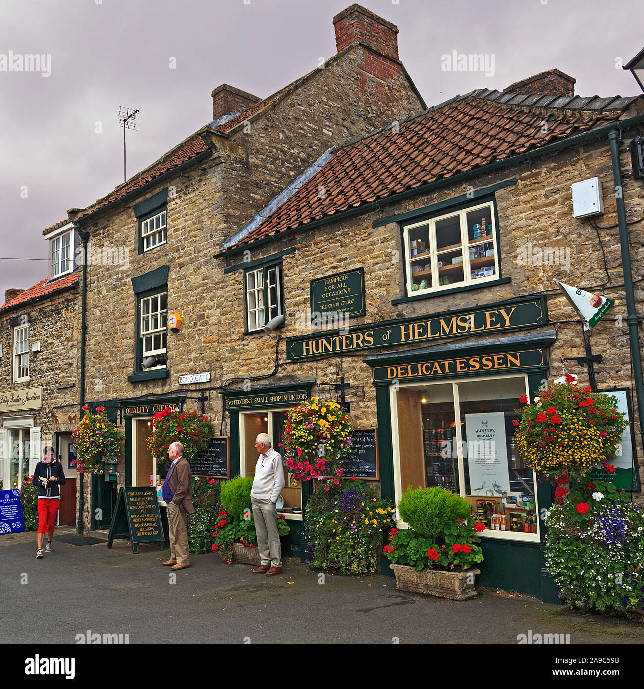 Colourful floral display on Delicatessen Shop in Boro Gate, Helmsley ...