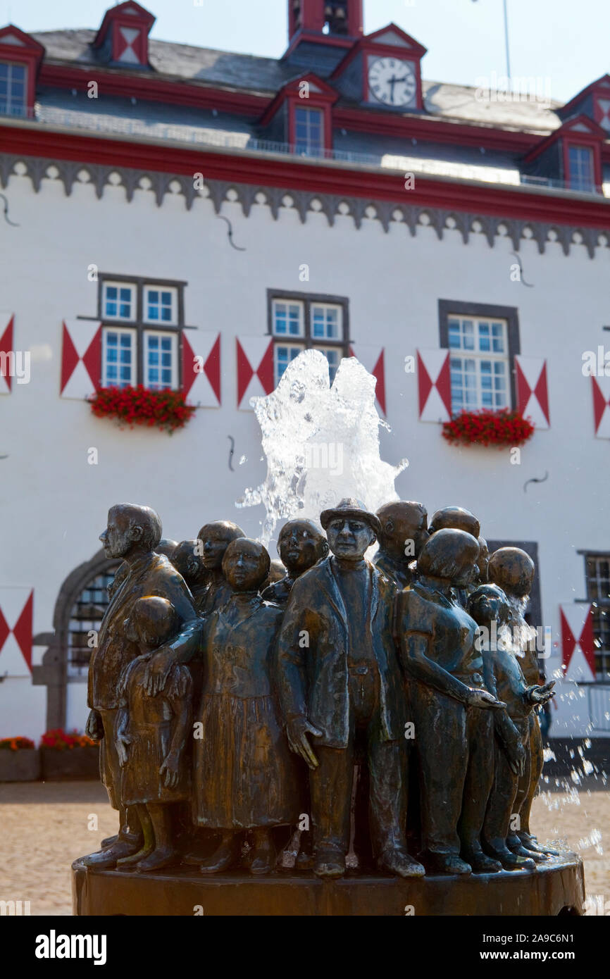 Fountain and Town Hall in the Market Square of Linz am Rhein in Germany ...