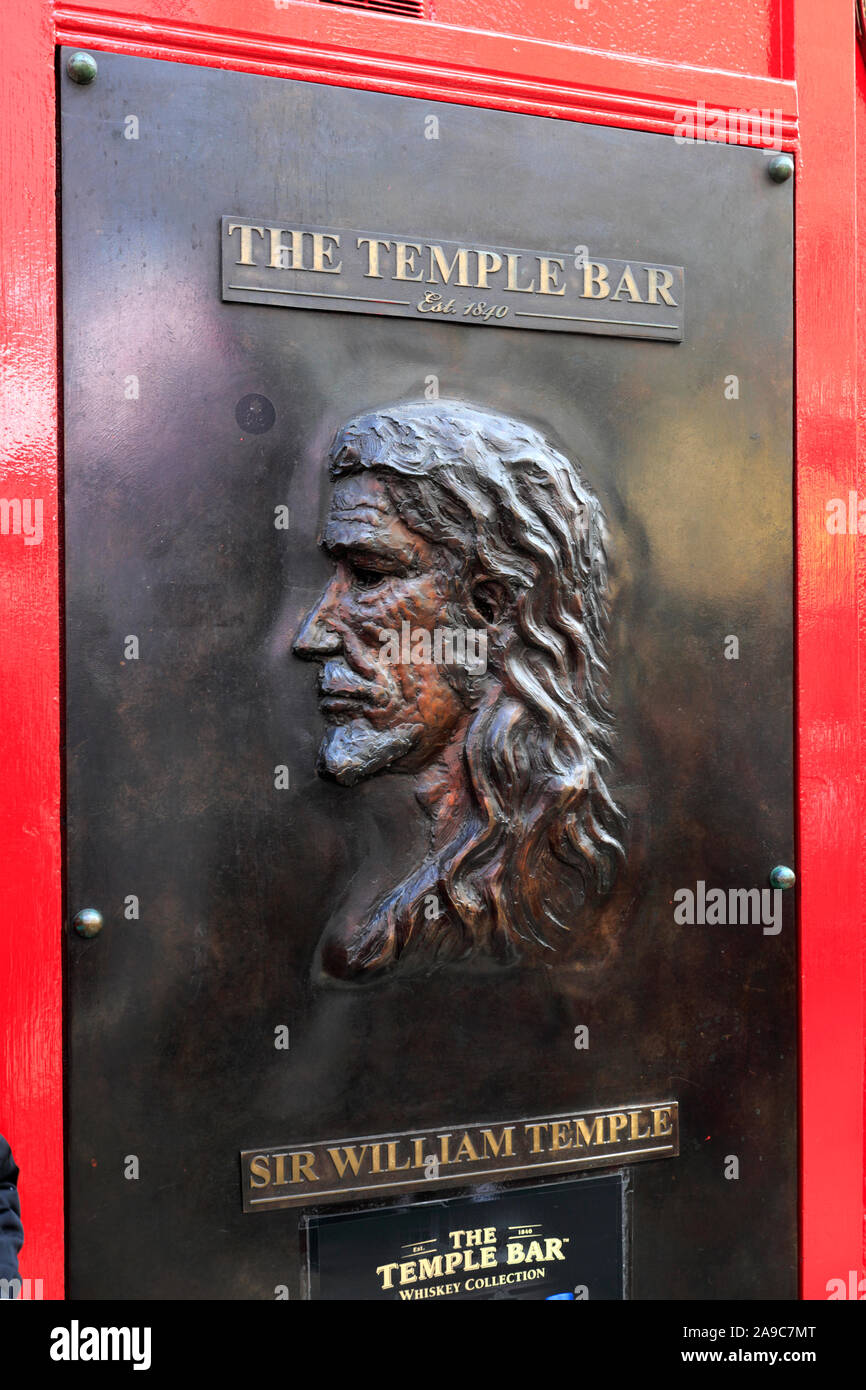 View of Bars and Restaurants in the Temple Bar area of Dublin City ...