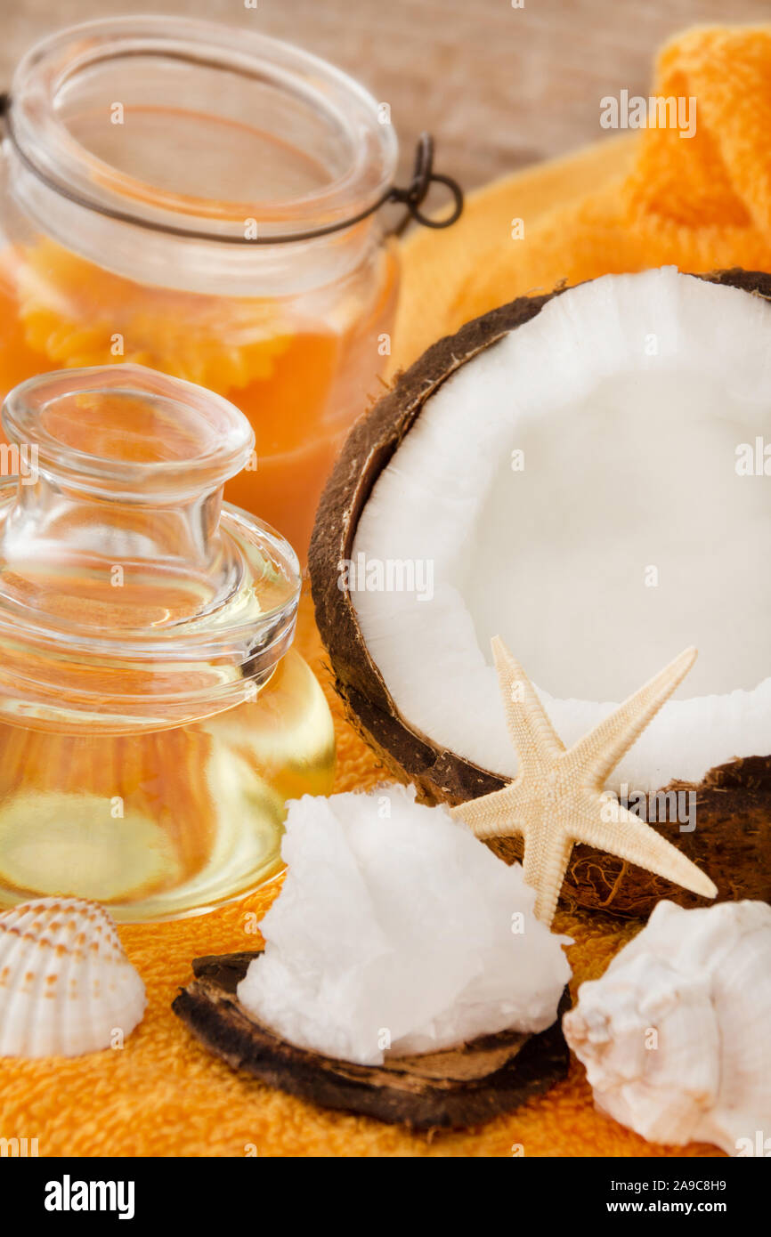 Coconut cosmetics hi-res stock photography and images - Alamy