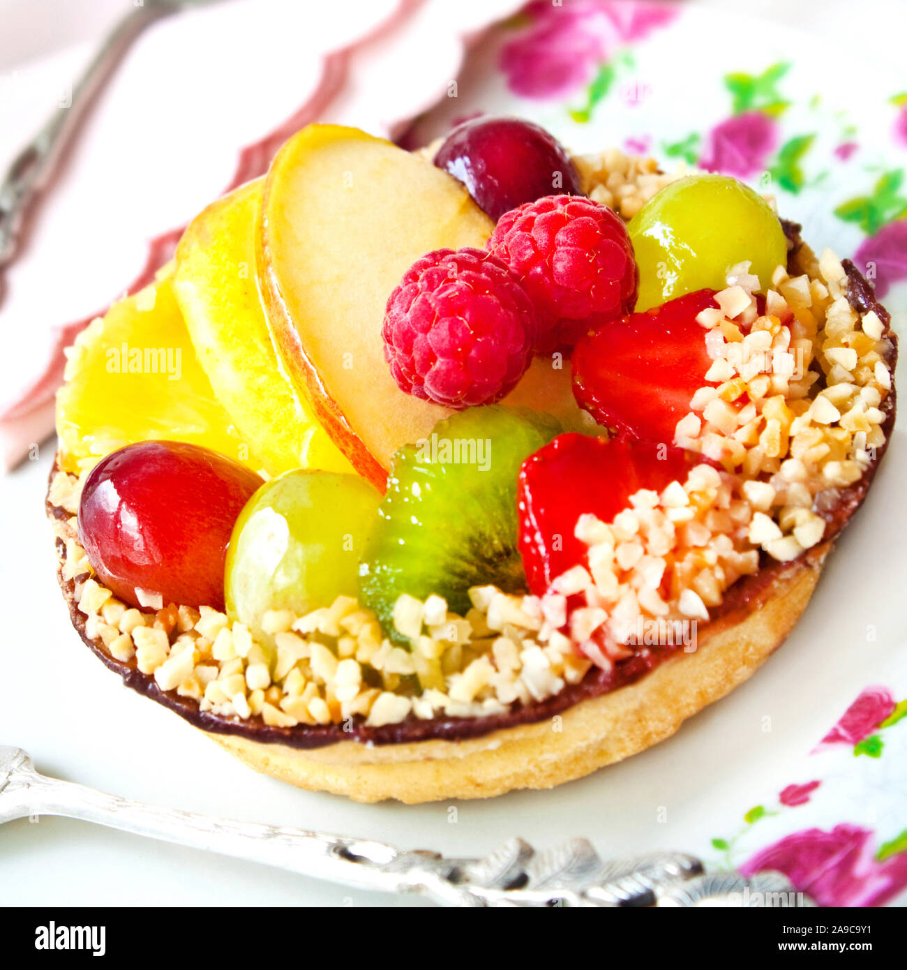 Fruit cake and table decoration Stock Photo - Alamy