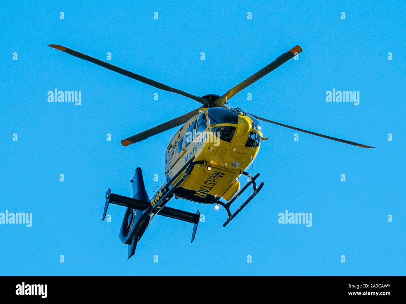 Yellow helicopter overhead hi-res stock photography and images - Alamy
