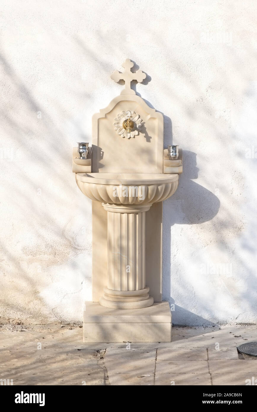 Antique drinking fountain hi-res stock photography and images - Alamy