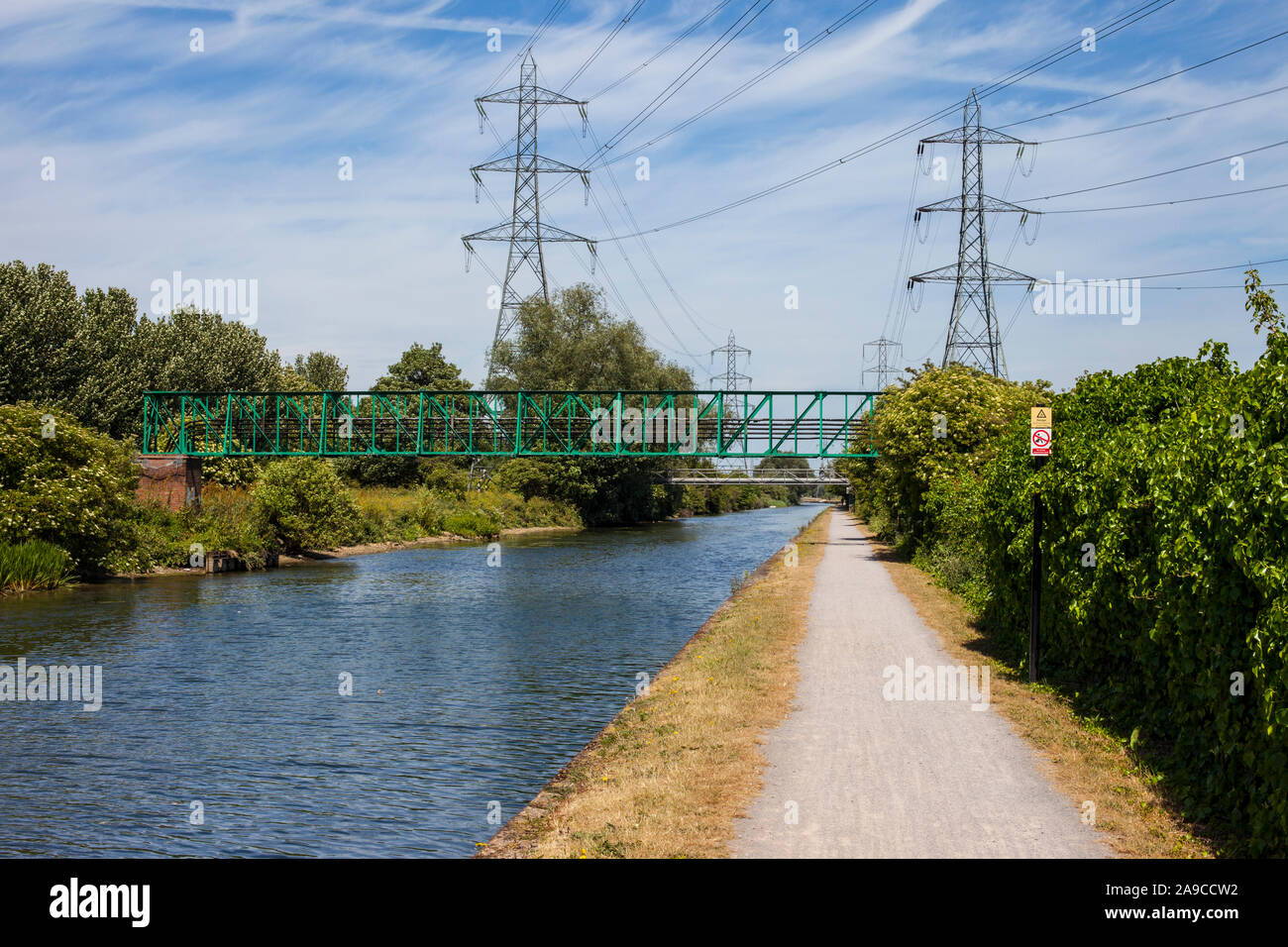 Walking along the River Lee Navigation towpath between Chingford and ...