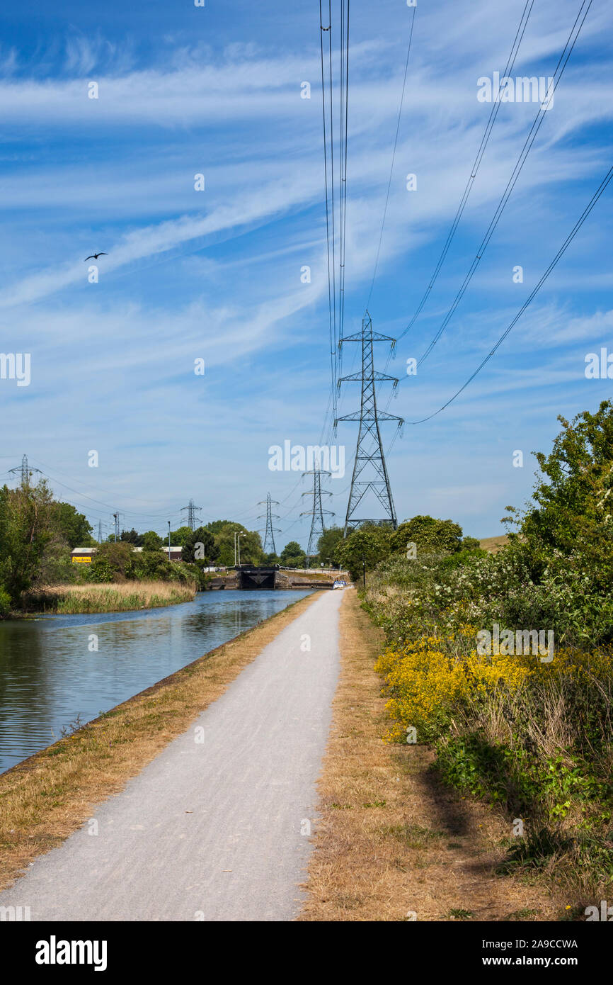 Walking along the River Lee Navigation towpath between Chingford and ...