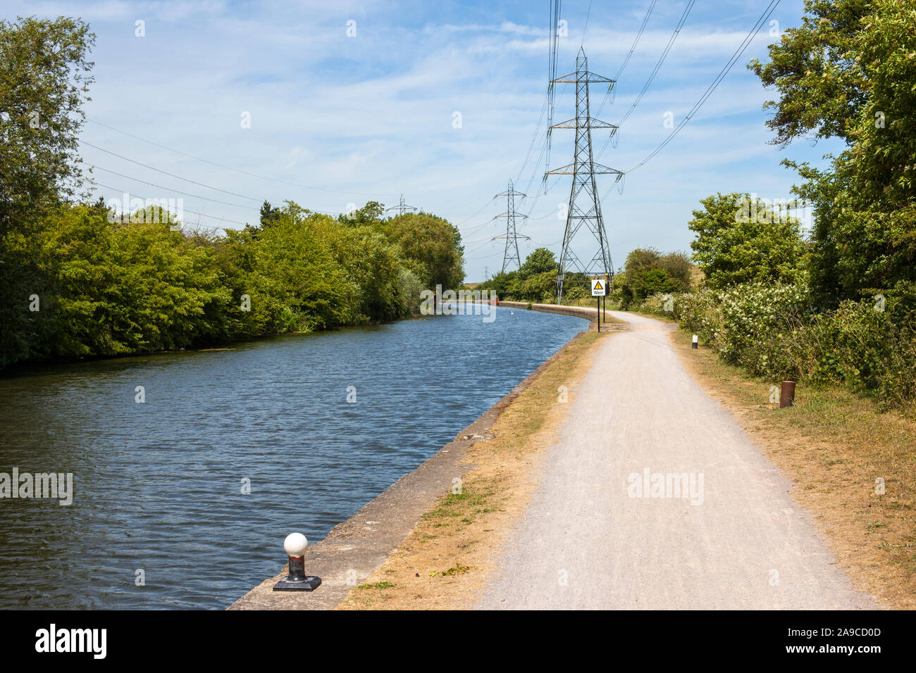 Walking along the River Lee Navigation towpath between Chingford and ...