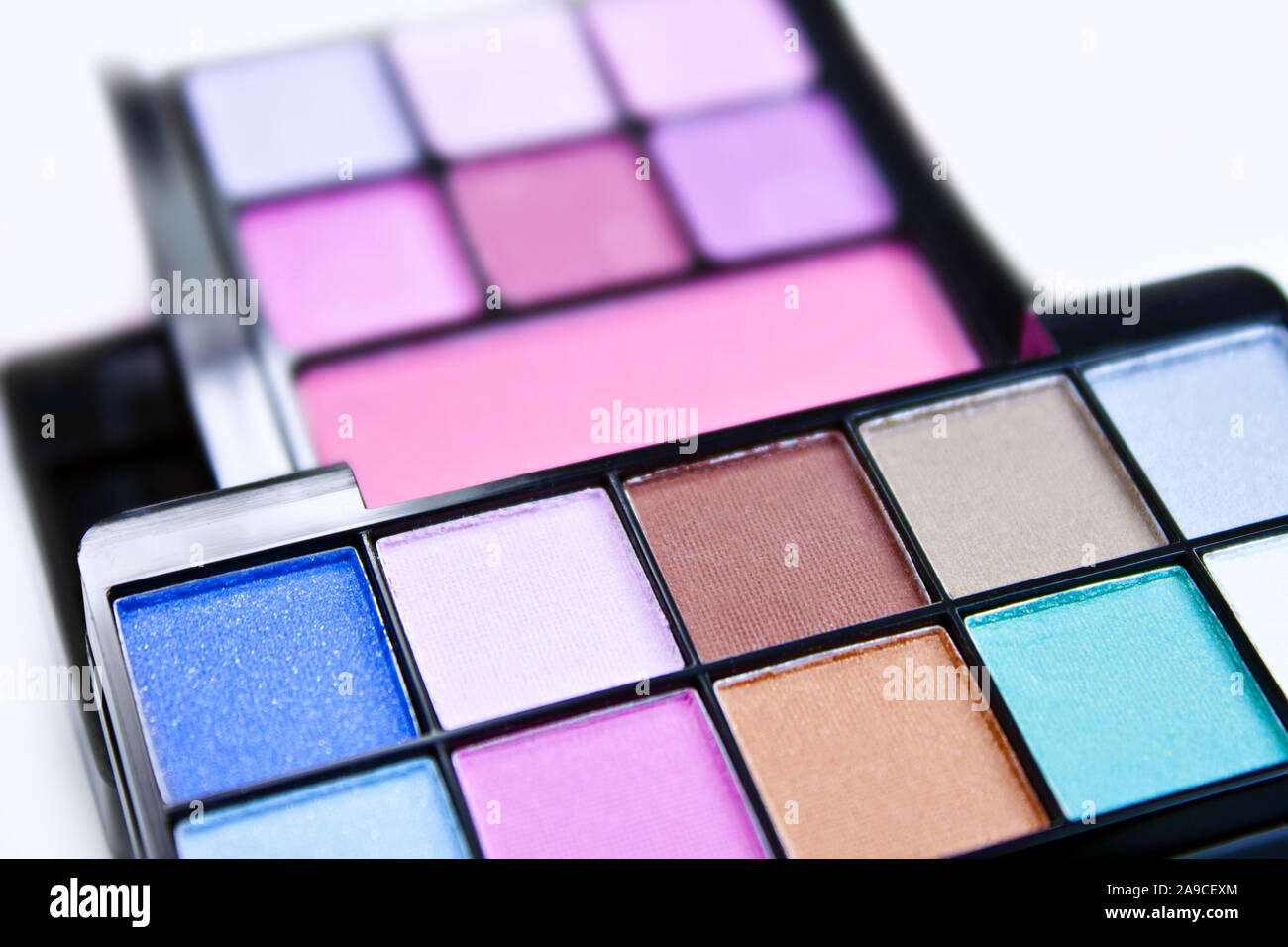 Contouring powder hi-res stock photography and images - Alamy