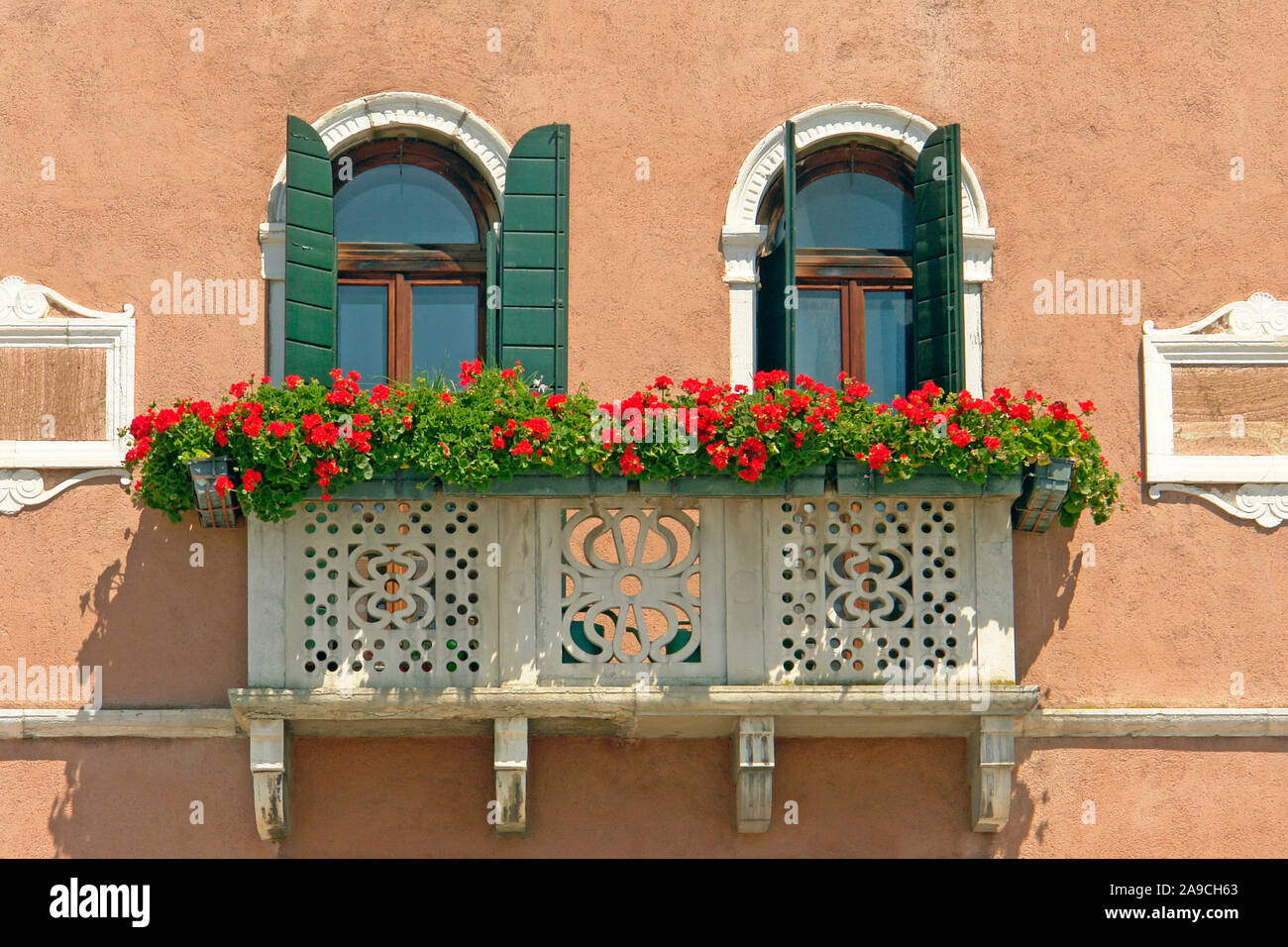 Venedig - Balkom mit Geranien Stock Photo - Alamy