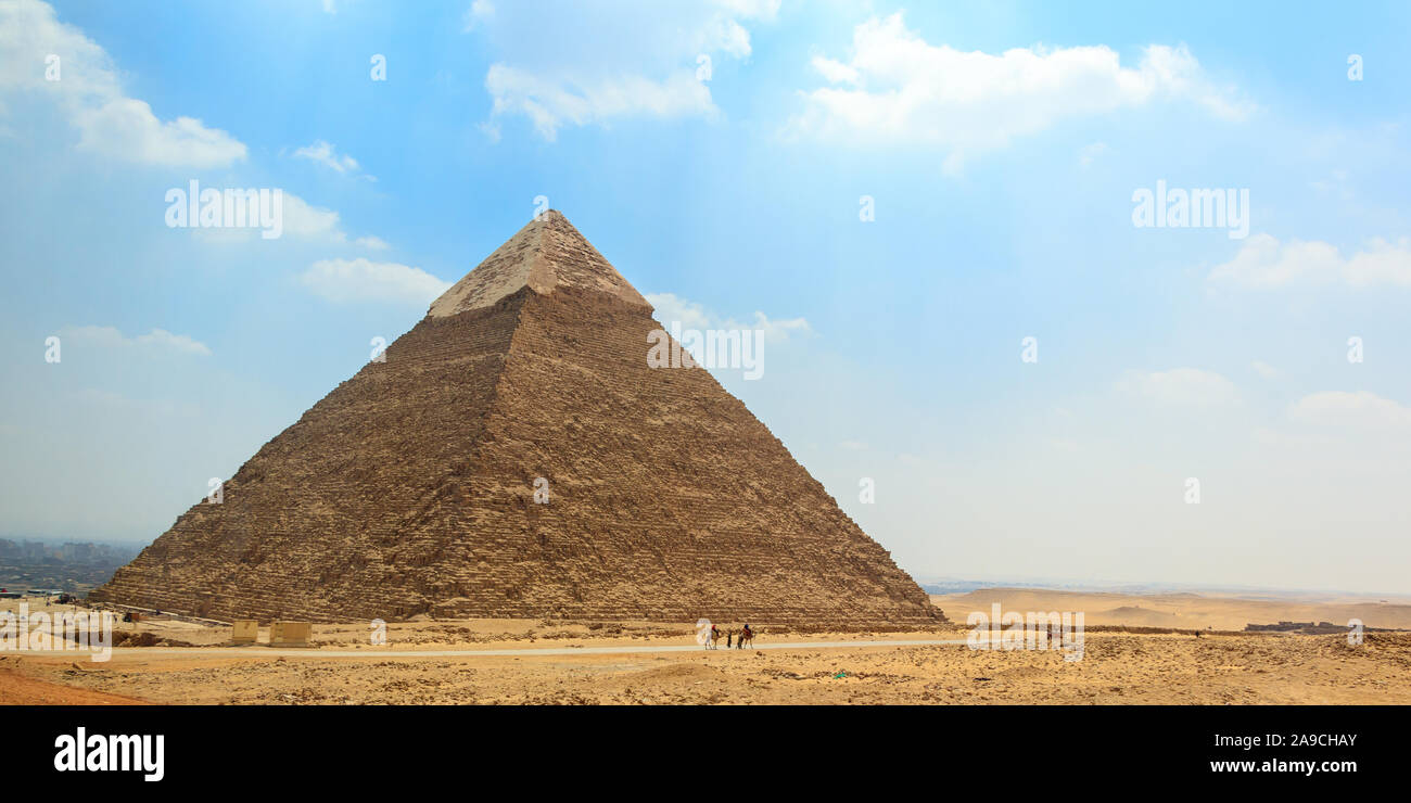 The ancient Egyptian Pyramid of Khafre (Chephren) in Giza, Cairo, Egypt ...