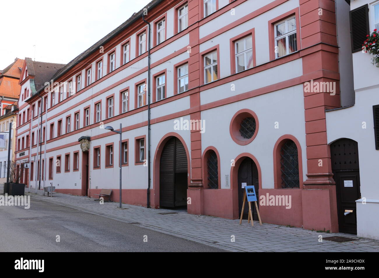 Historische Gebäude in der Altstadt von Ellwangen in Baden-Württemberg ...