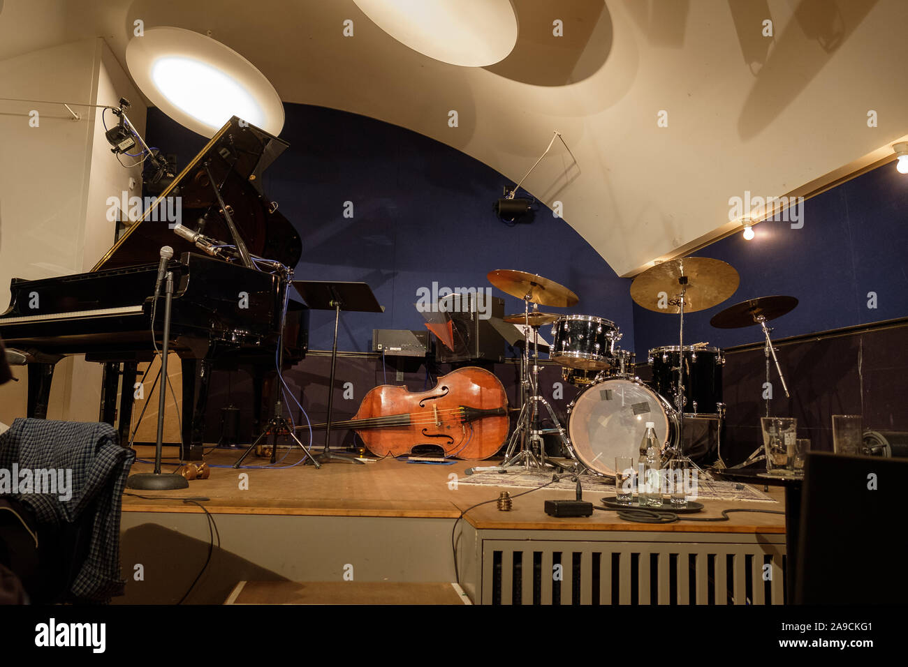 Jazz piano bass hi-res stock photography and images - Alamy