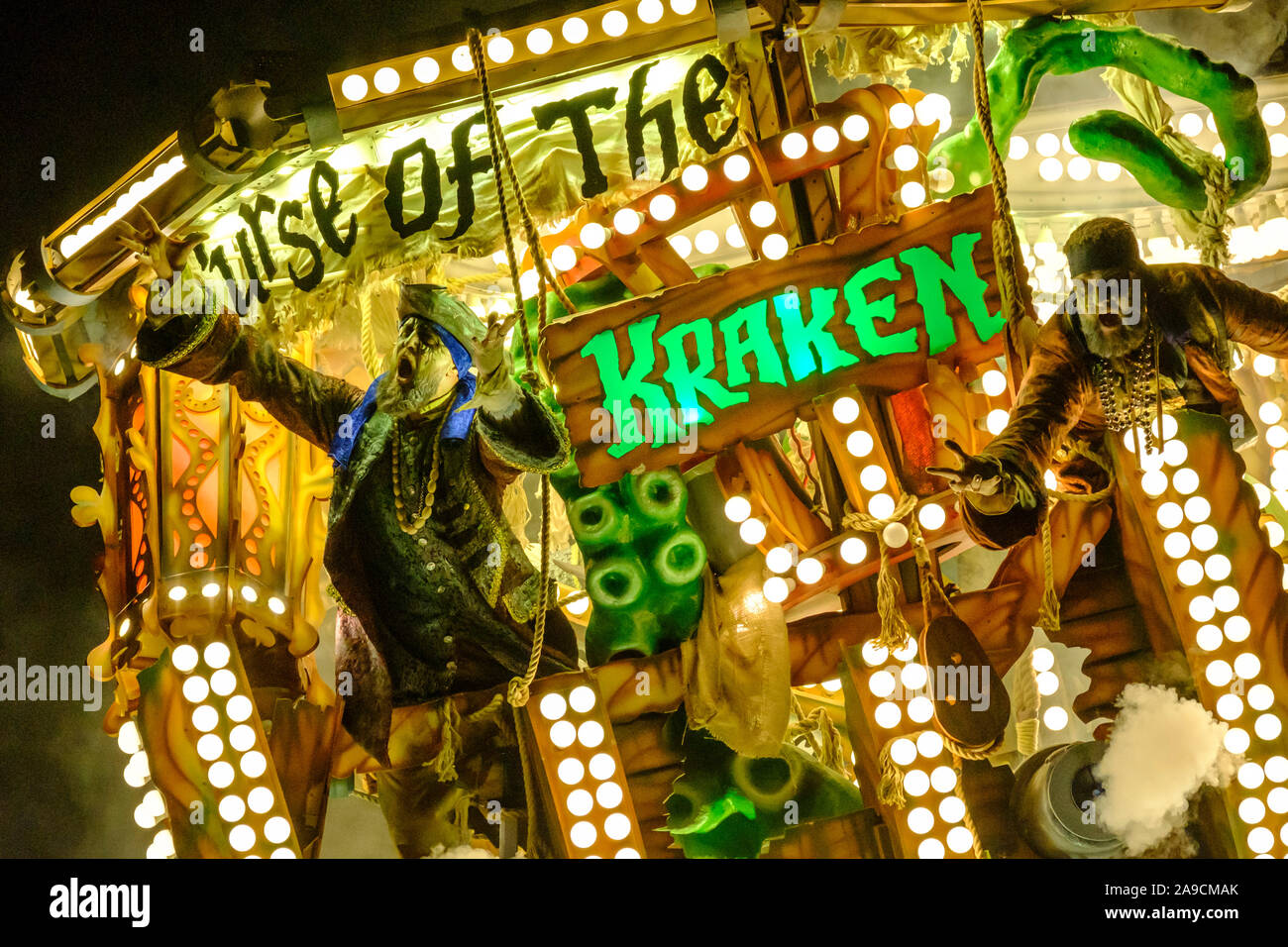 Procession of floats hi-res stock photography and images - Alamy