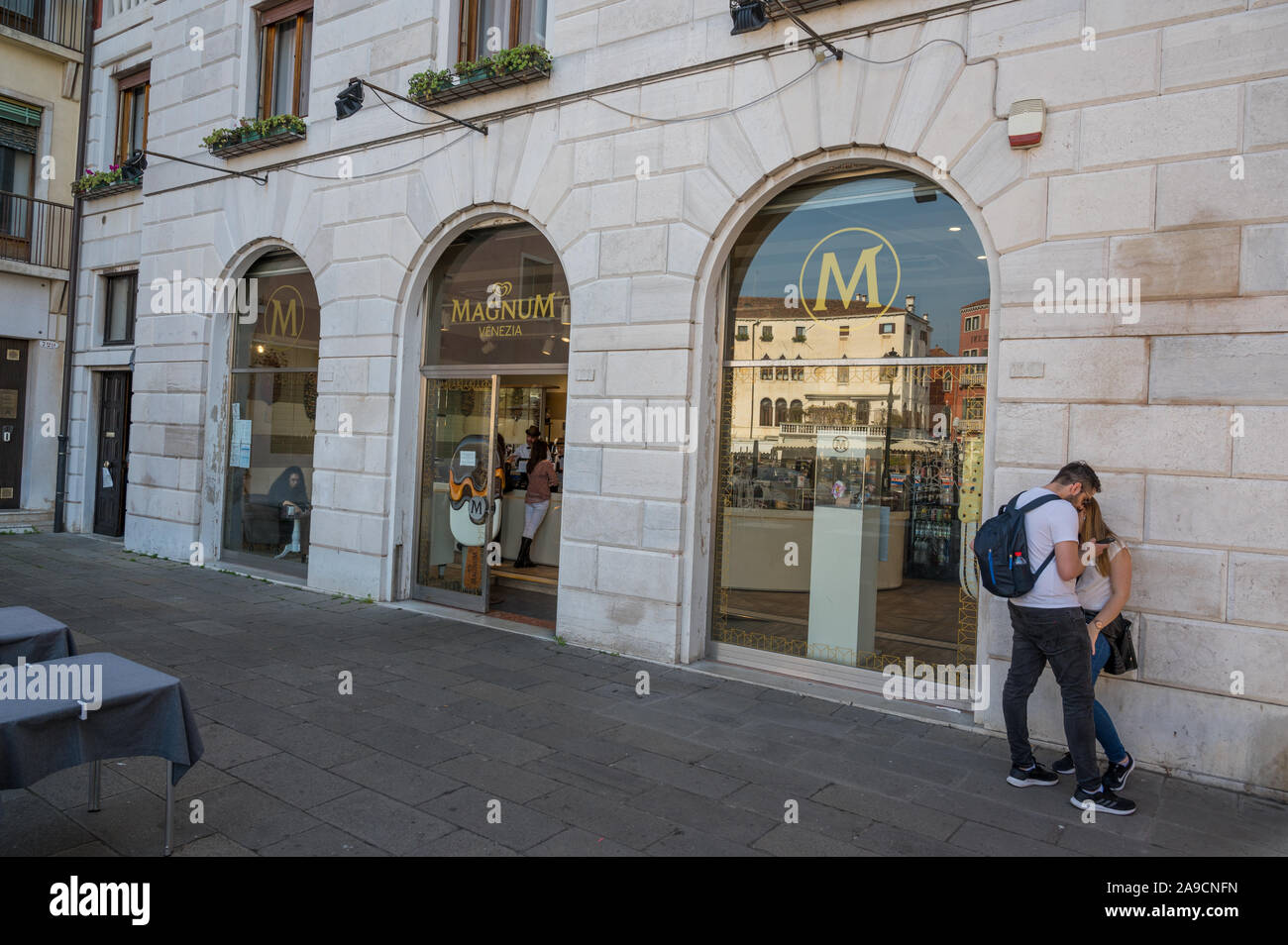 Magnum Store Stock Photos & Magnum Store Stock Images - Alamy