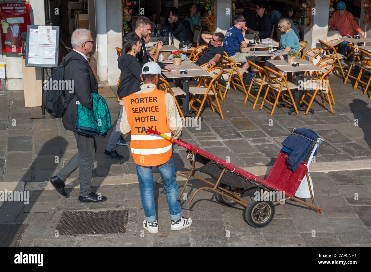 Porter service hi-res stock photography and images - Alamy