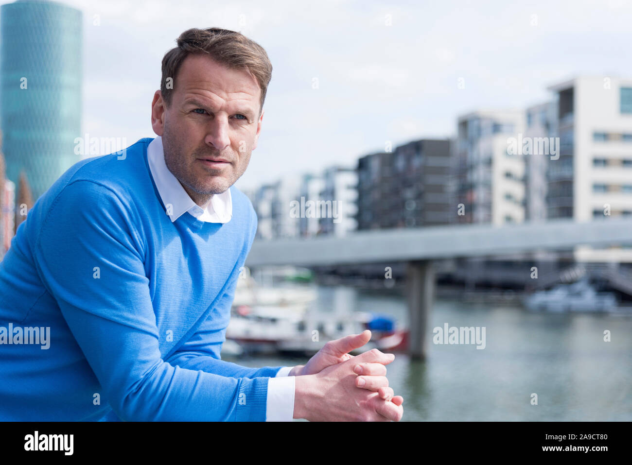 Men lean against railing outside hi-res stock photography and images ...