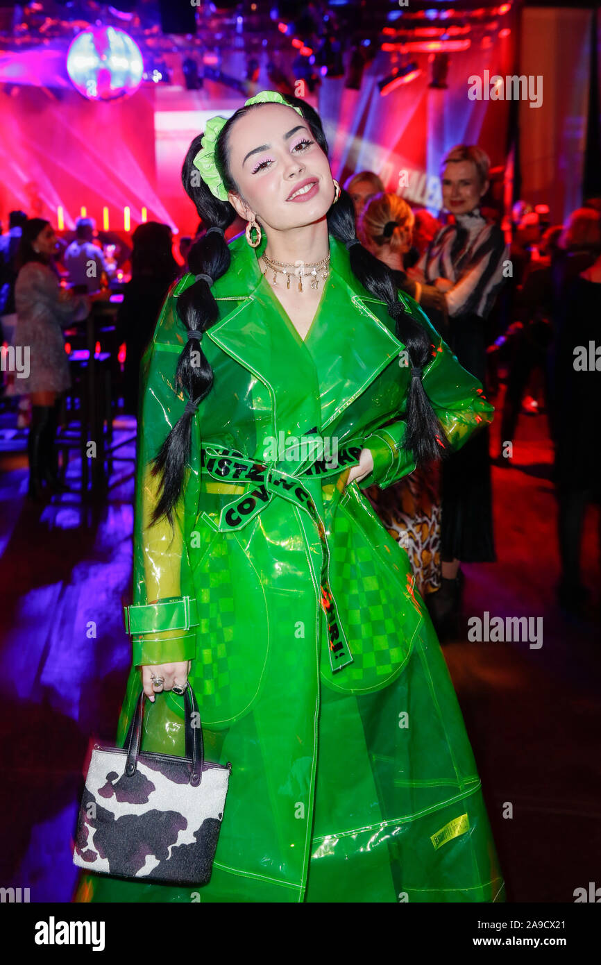 Celebrities bunte new faces award hi-res stock photography and images ...