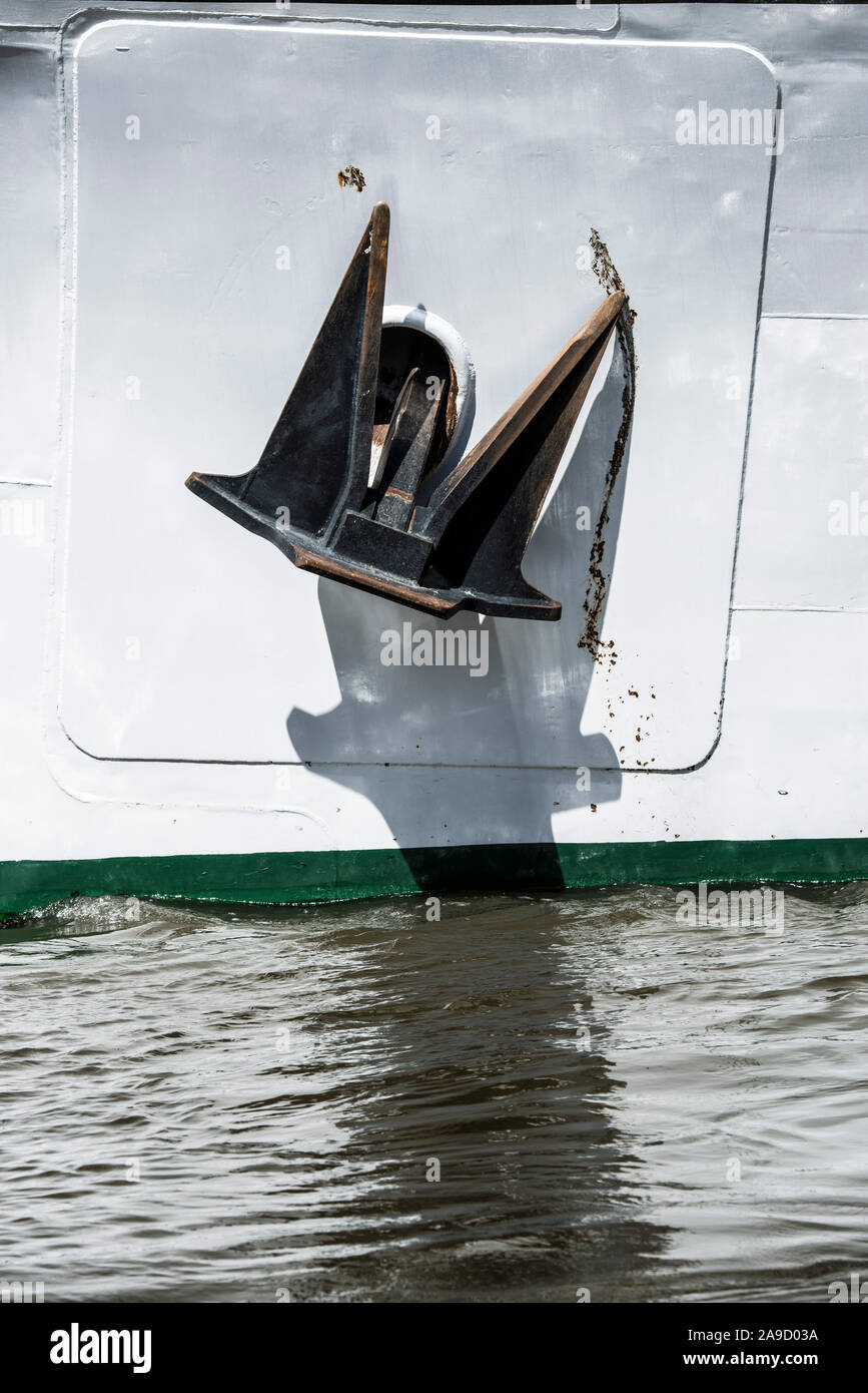 Ship hull symbols hi-res stock photography and images - Alamy
